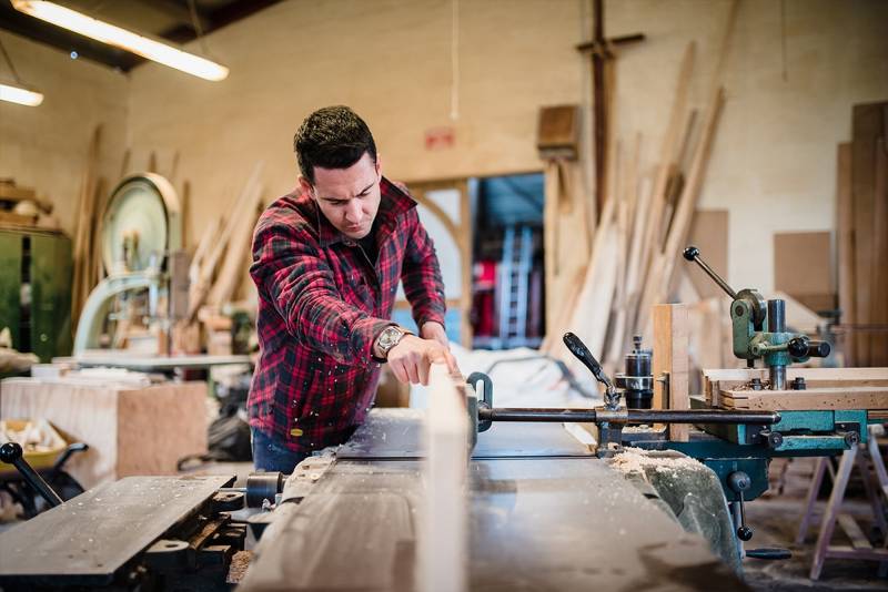 Atelier de réalisation de tables et chaises en bois à Bordeaux - THOMAS ...